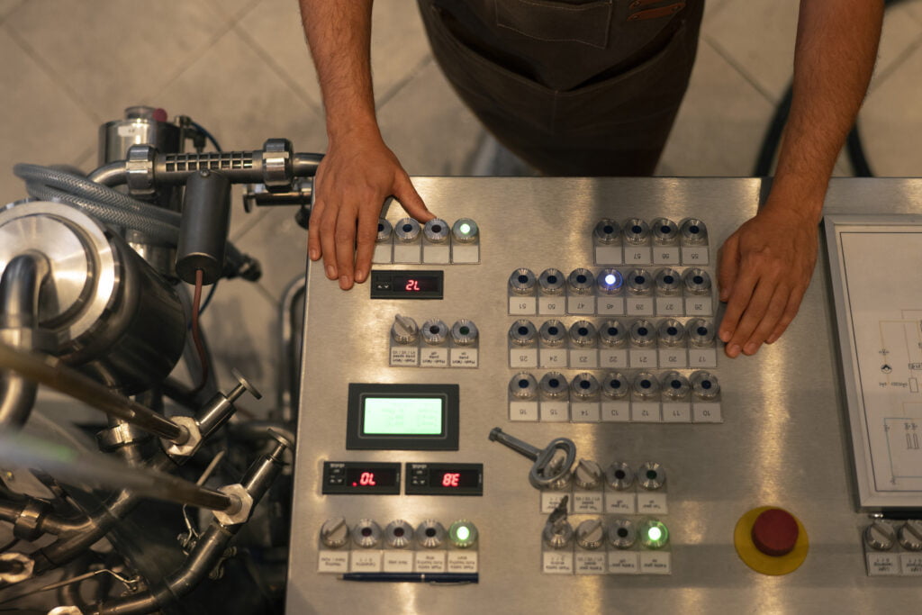 The Role of ARINC 600 Connectors in Aircraft Communication